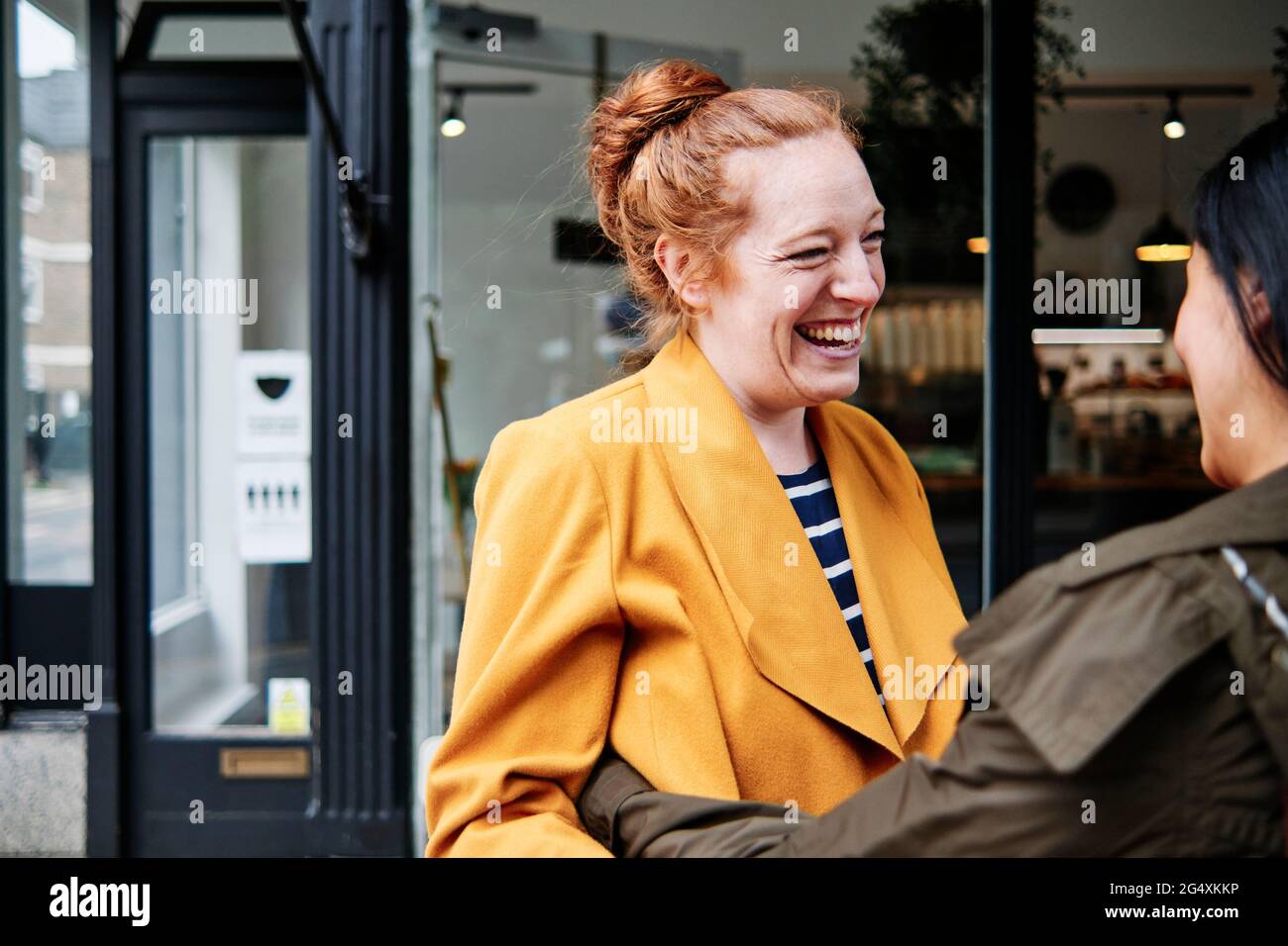 Female 40 outside hi-res stock photography and images - Alamy