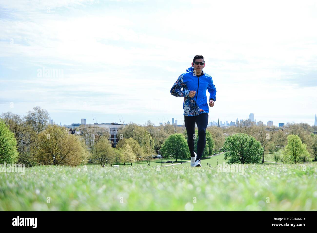 One man running park hi-res stock photography and images - Alamy