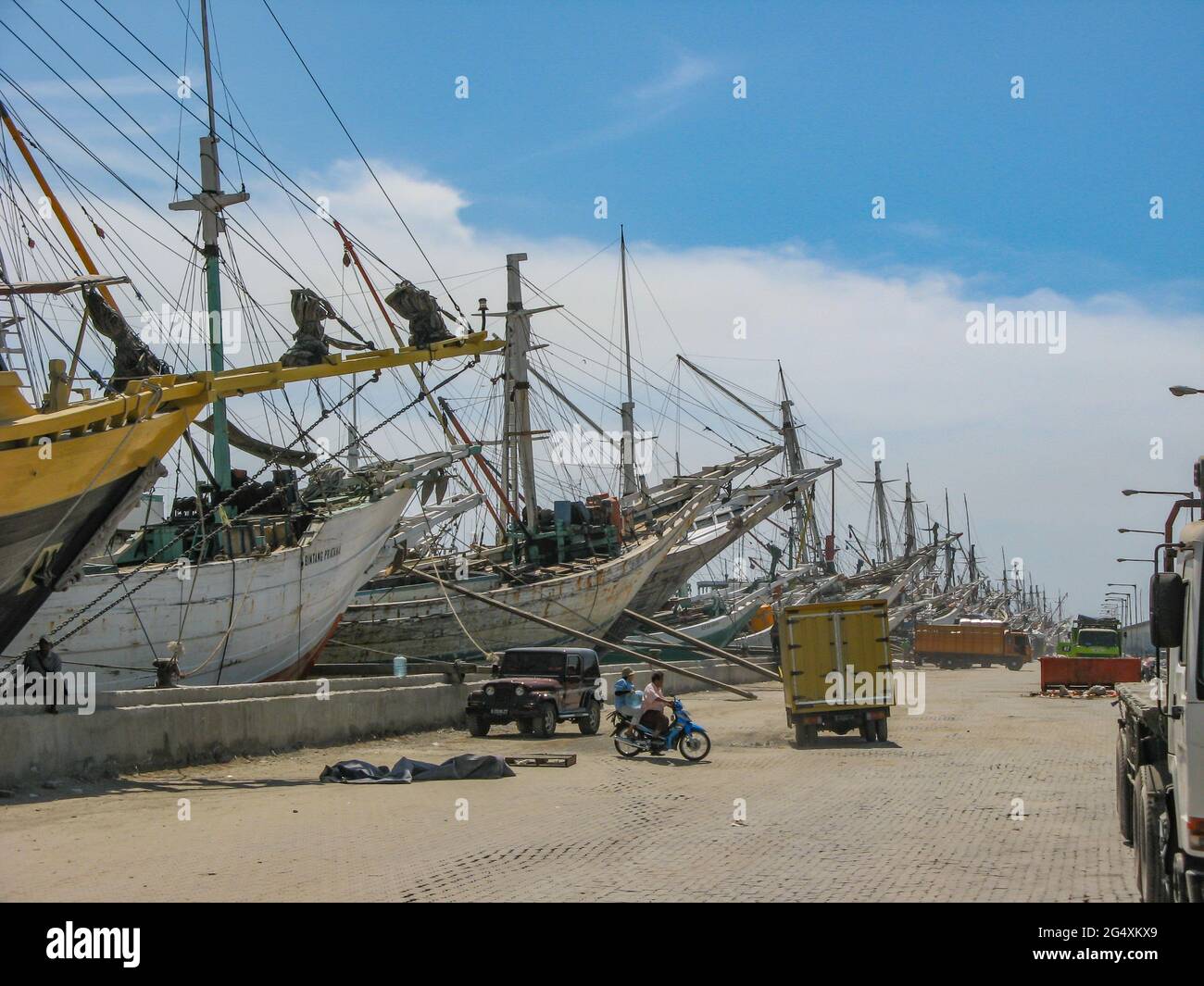 Cargo ship unloading car hi-res stock photography and images - Alamy