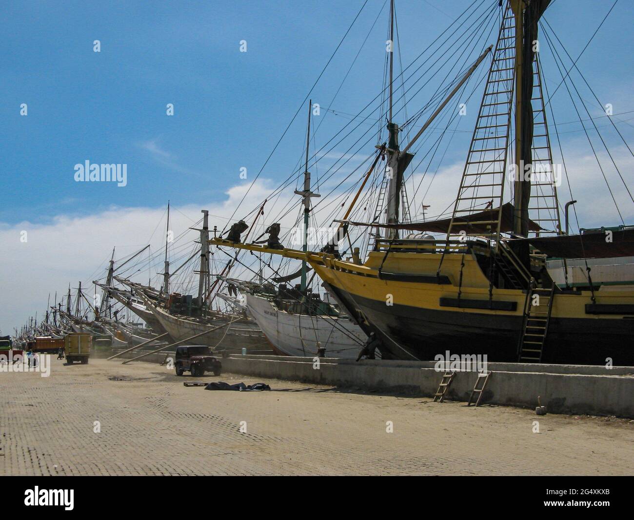 Cargo ship unloading car hi-res stock photography and images - Alamy