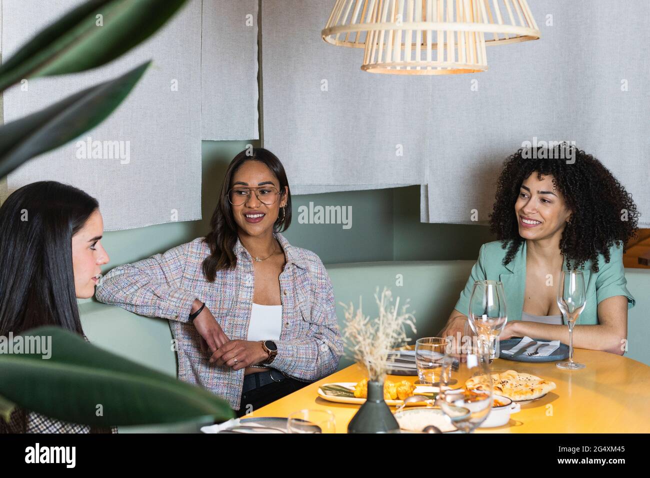 Multiethnic multi ethnic group discussion hi-res stock photography and ...