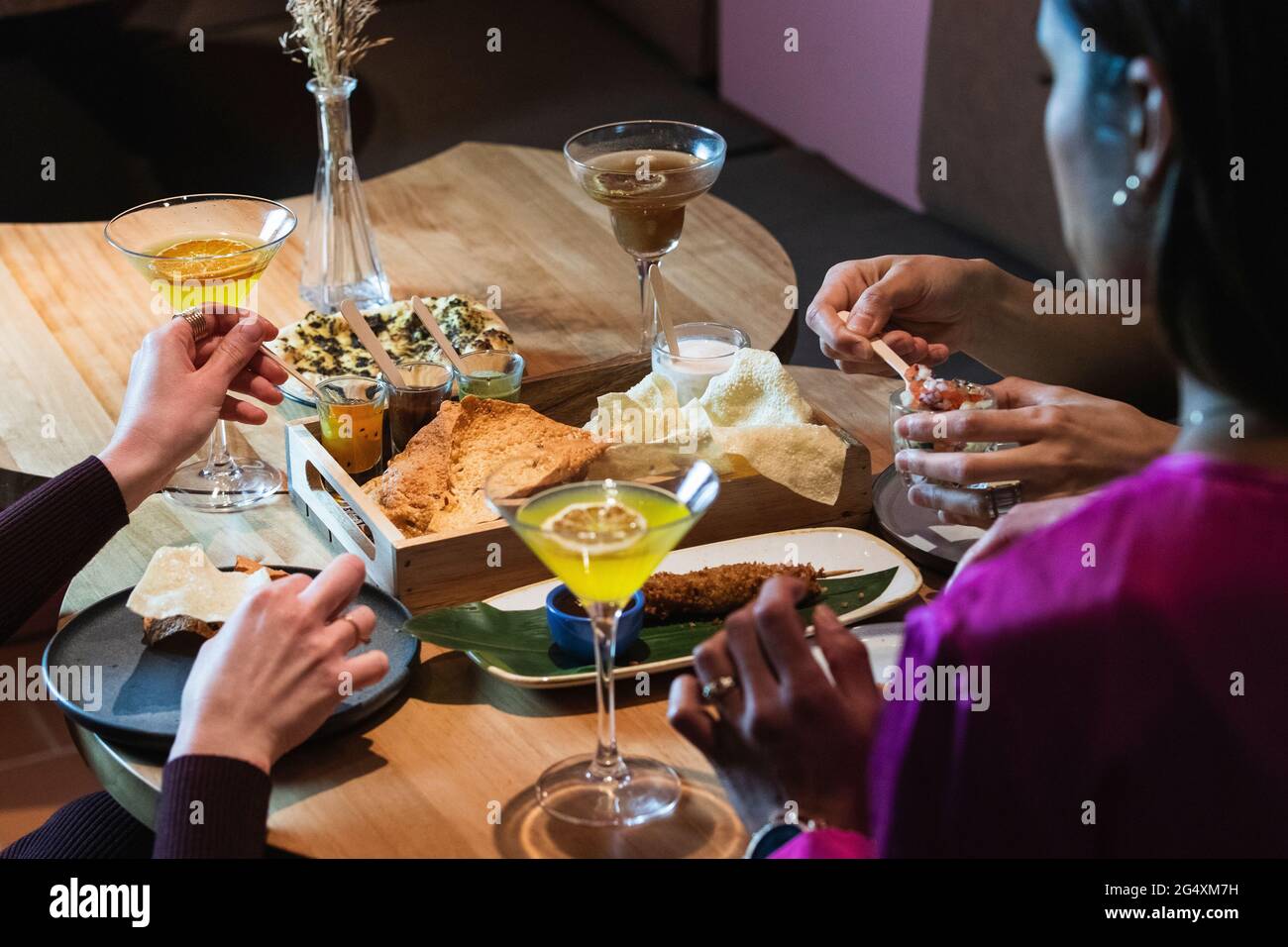 Eat out with friends hi-res stock photography and images - Alamy