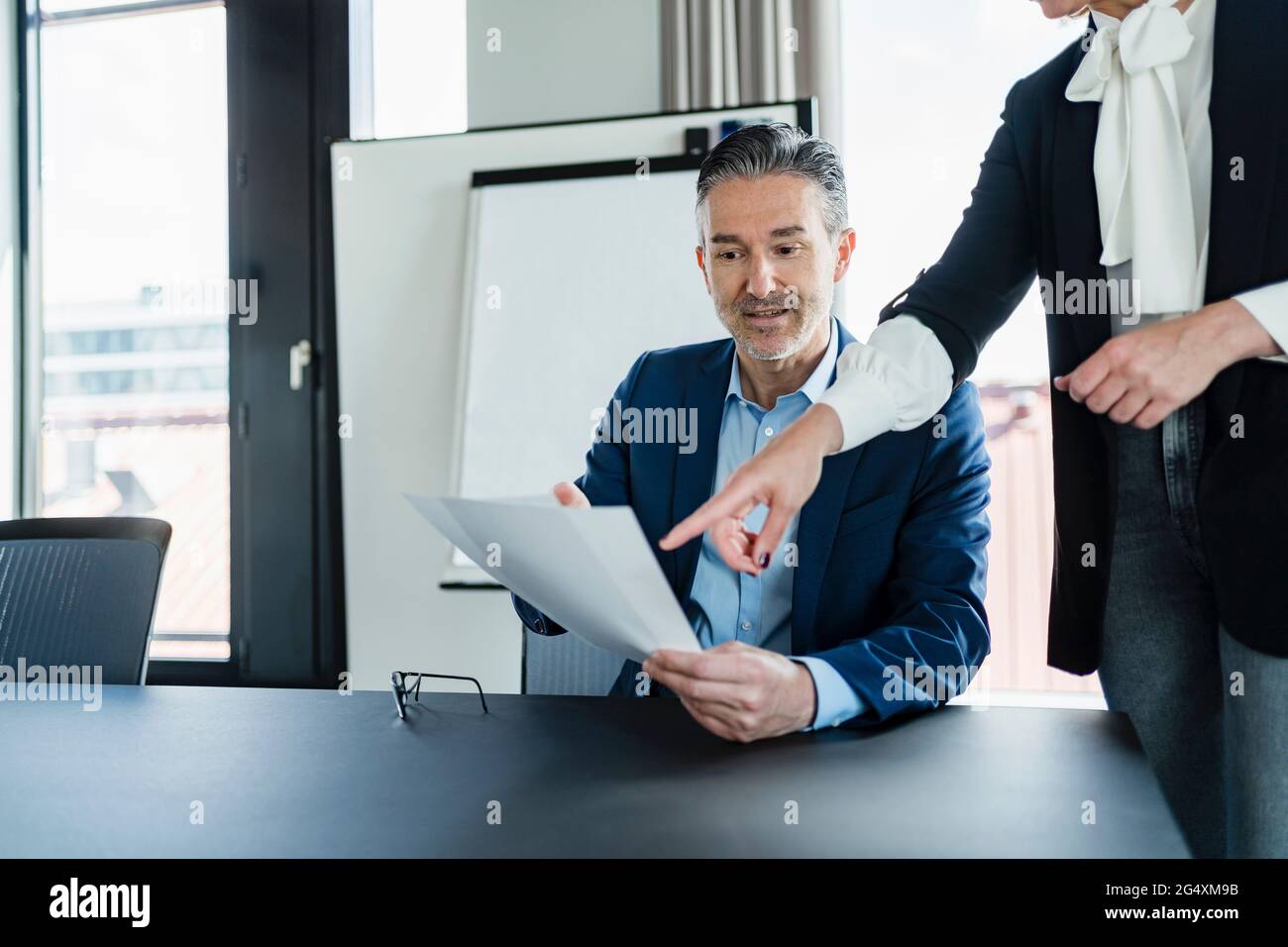 Businesswoman pointing board hi-res stock photography and images - Alamy