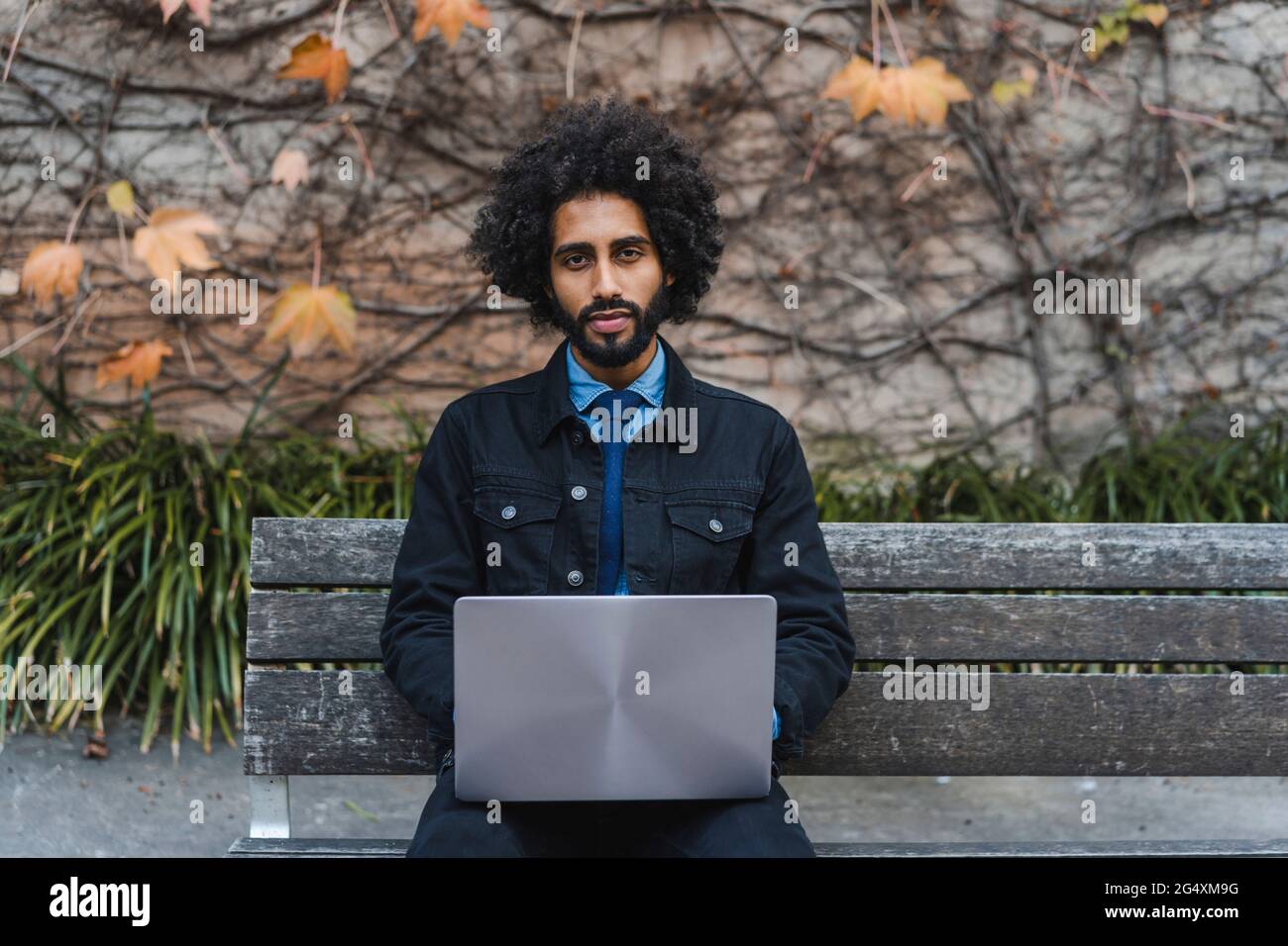 Laptop bench technology hi-res stock photography and images - Alamy