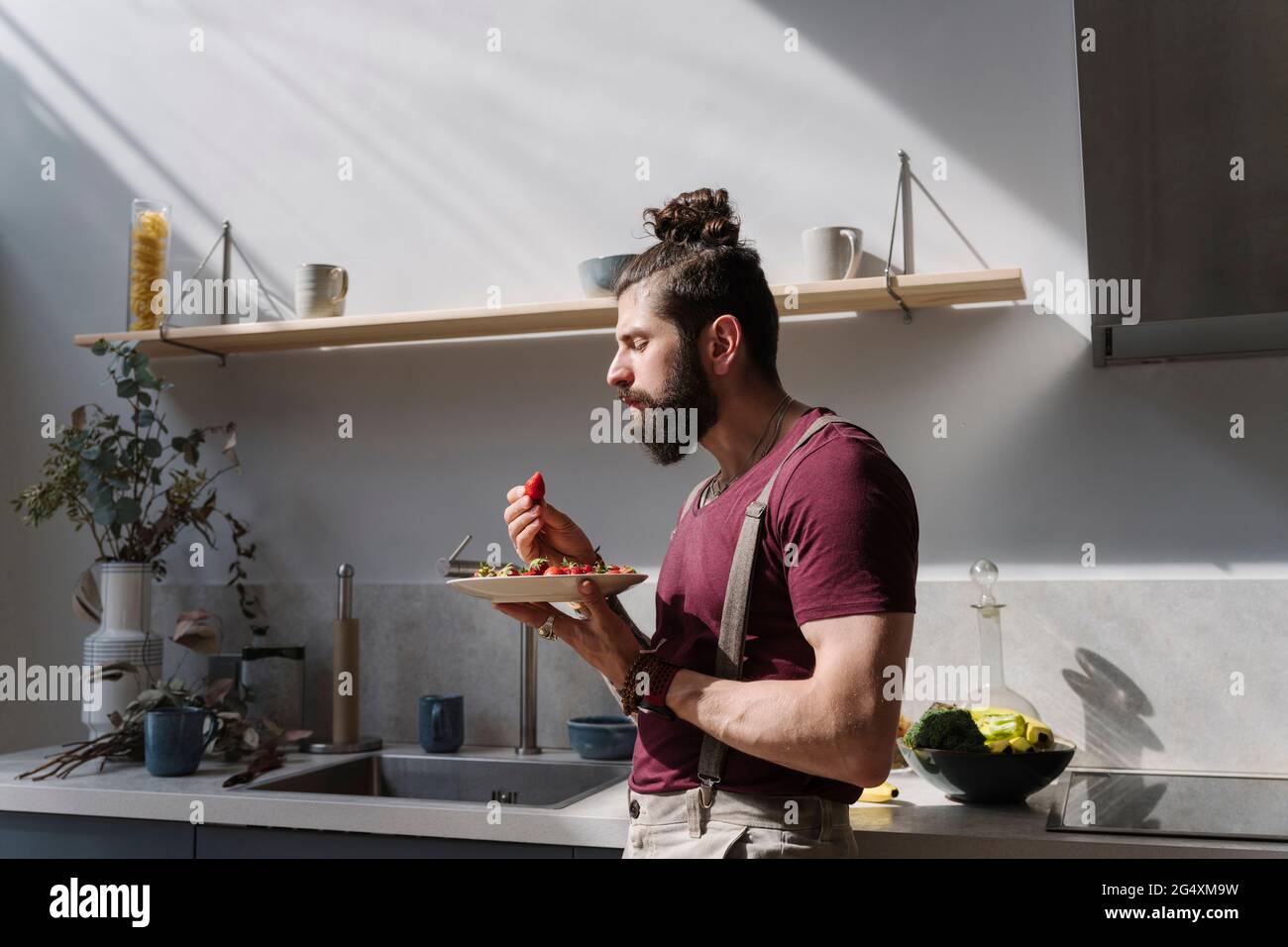 Man standing and eating hi-res stock photography and images - Alamy