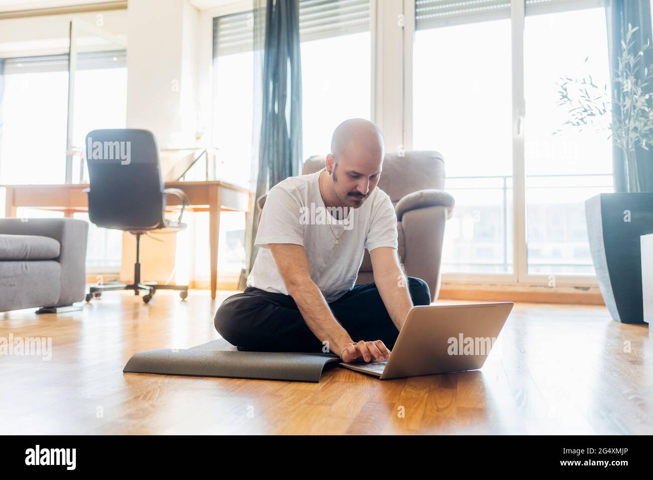 Gym exercise male home sitting chair hi-res stock photography and ...