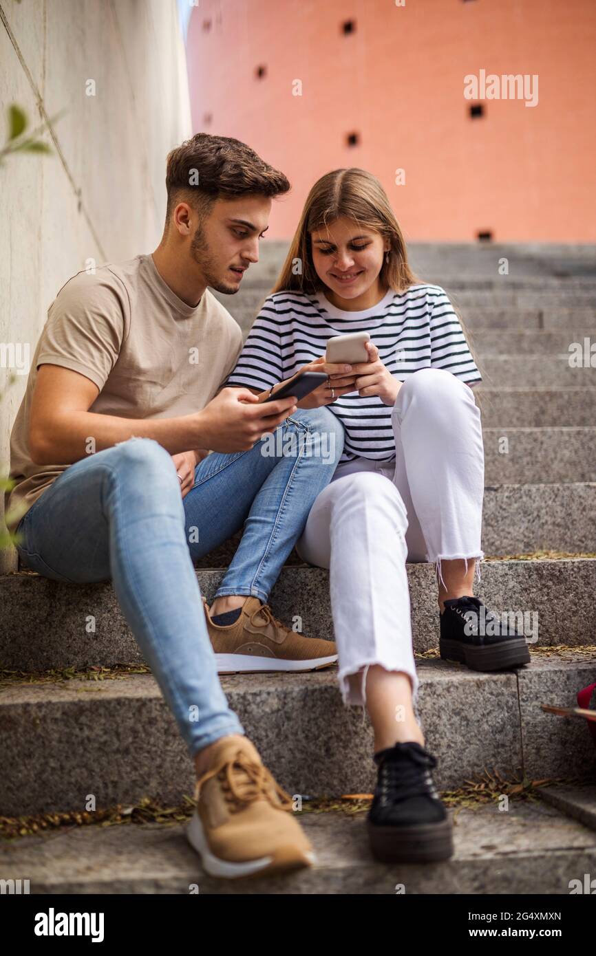 Mobile phones showing hi-res stock photography and images - Alamy