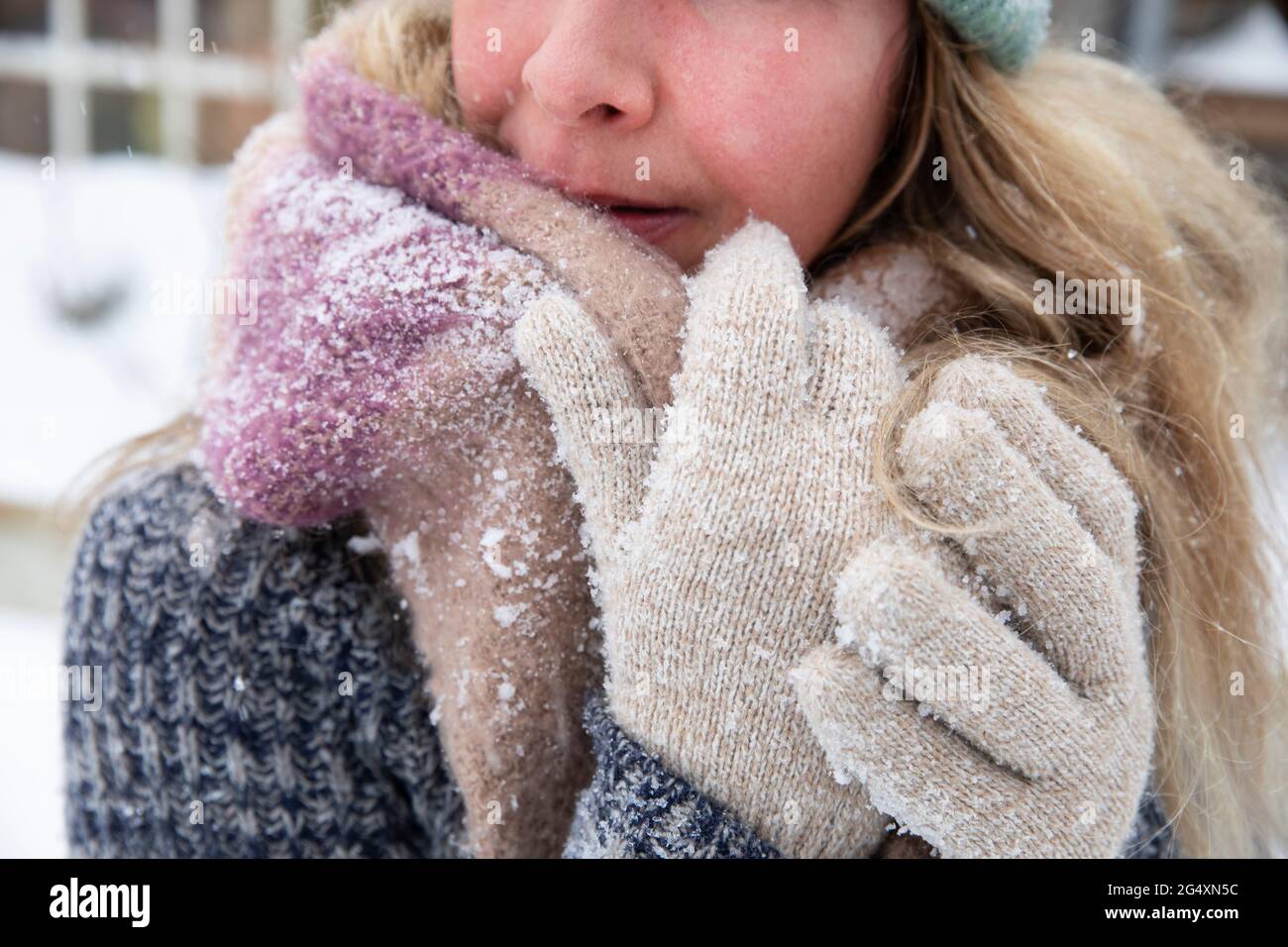 Wearing hat and gloves hi-res stock photography and images - Alamy