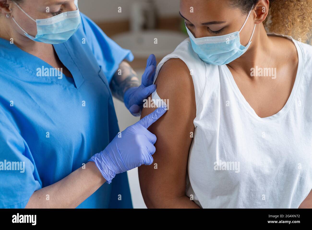 African nurse injection hi-res stock photography and images - Alamy