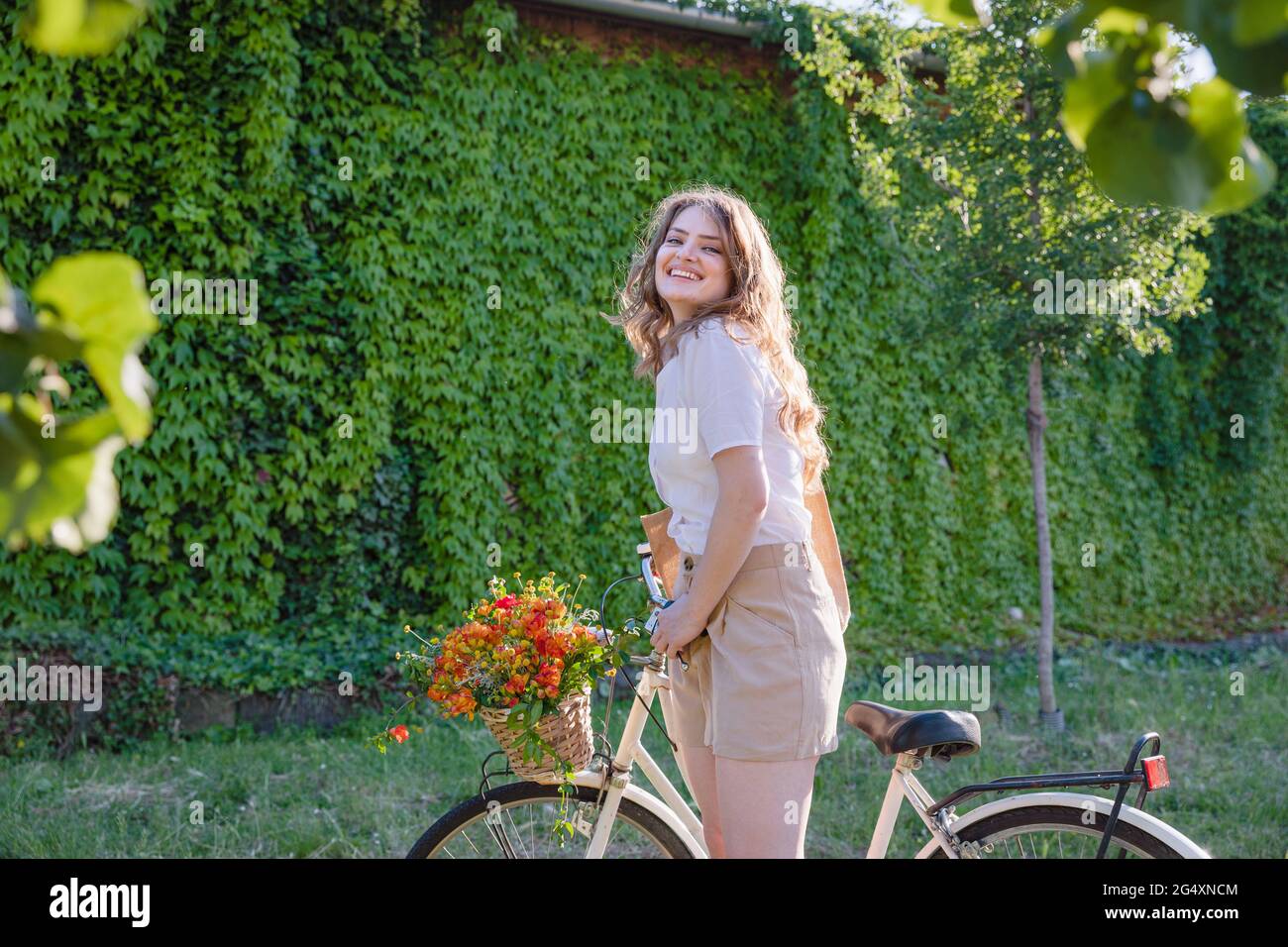 Ivy creeping woman hi-res stock photography and images - Alamy
