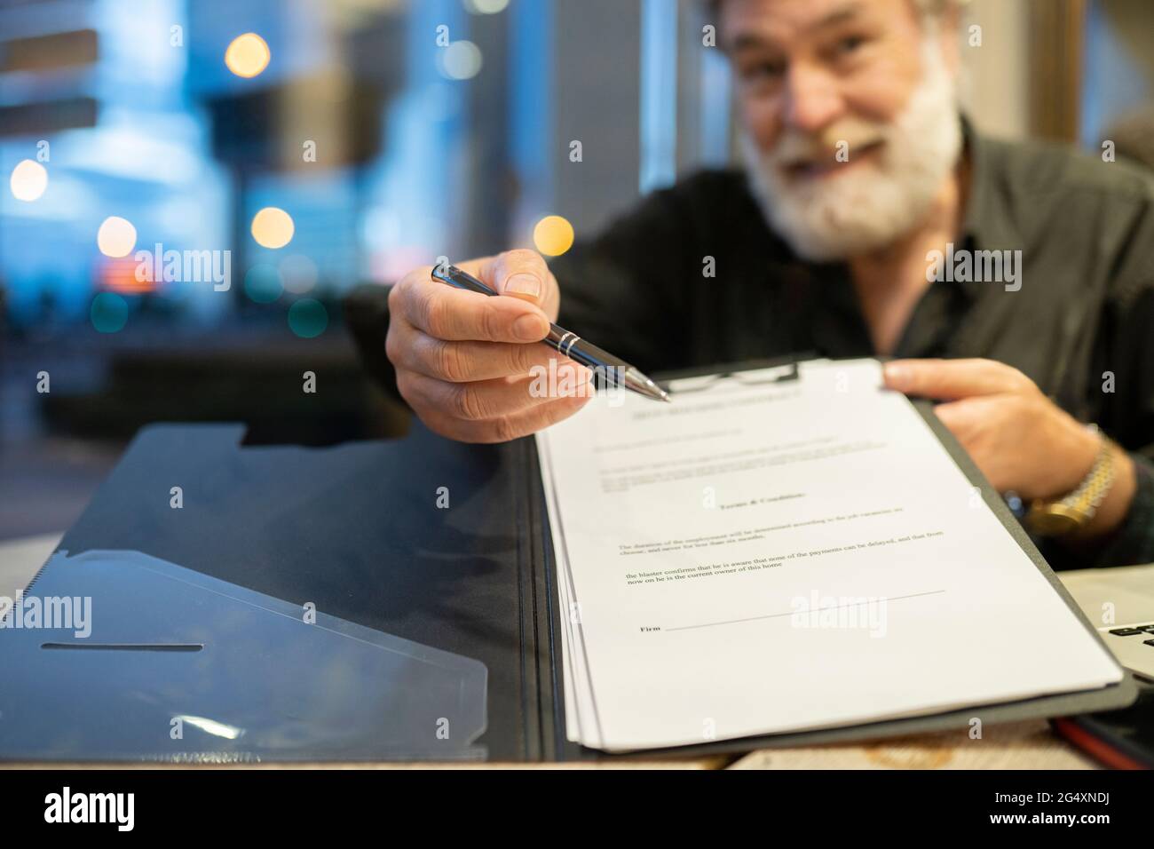 Contract paper hi-res stock photography and images - Alamy