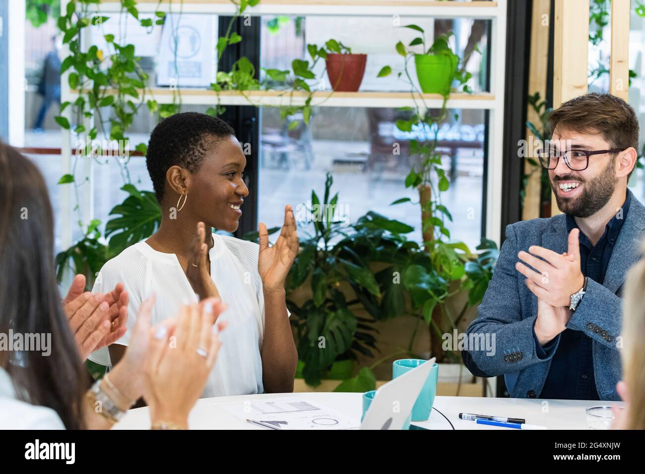 Female clapping 40 hi-res stock photography and images - Alamy