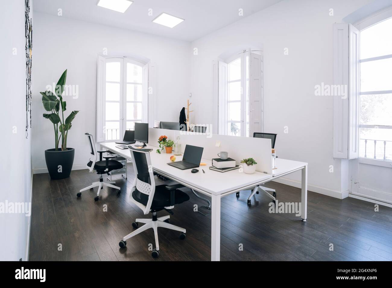 Empty office floor absence hi-res stock photography and images - Alamy