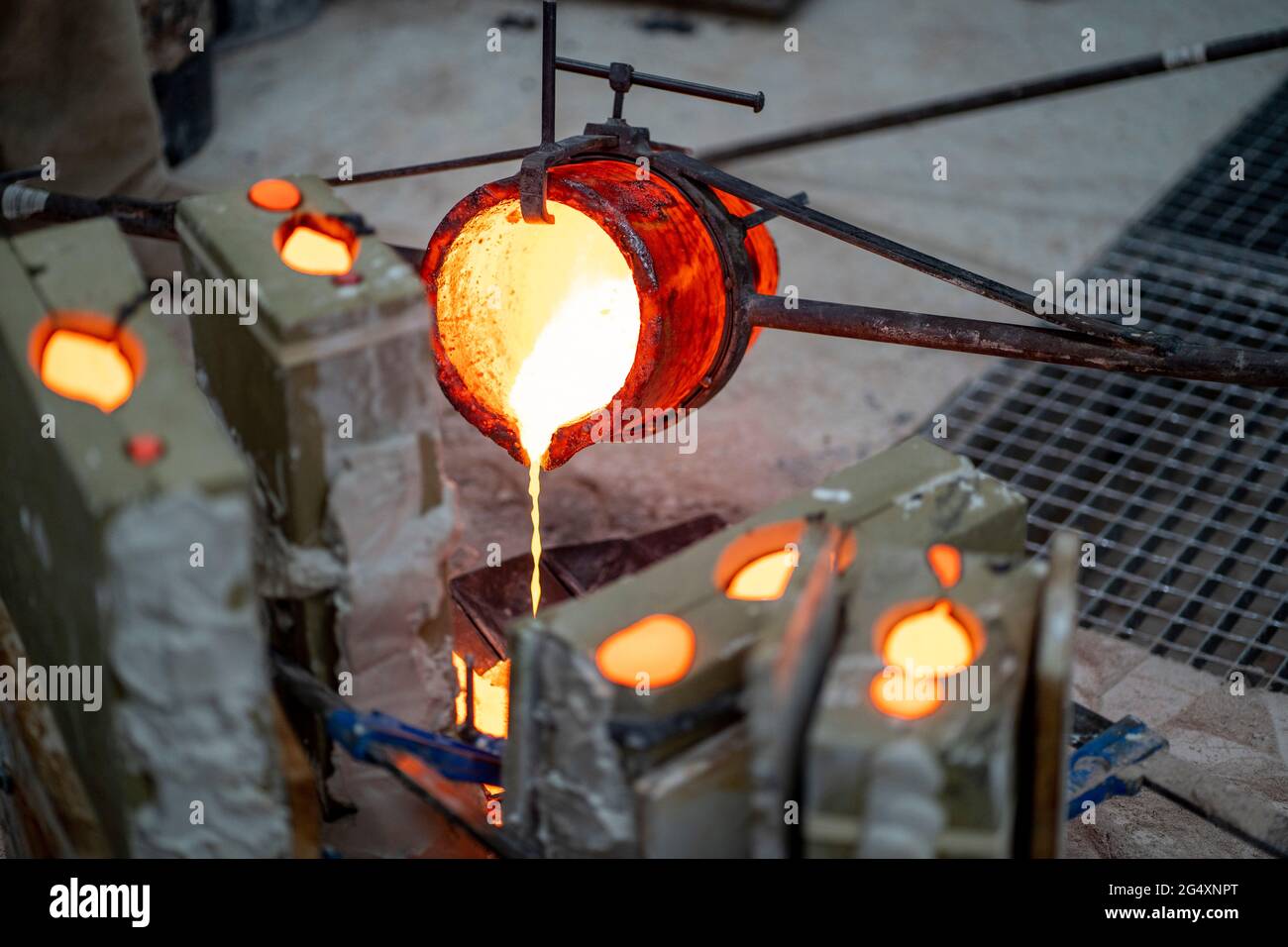 Pouring molten metal equipment hi-res stock photography and images - Alamy