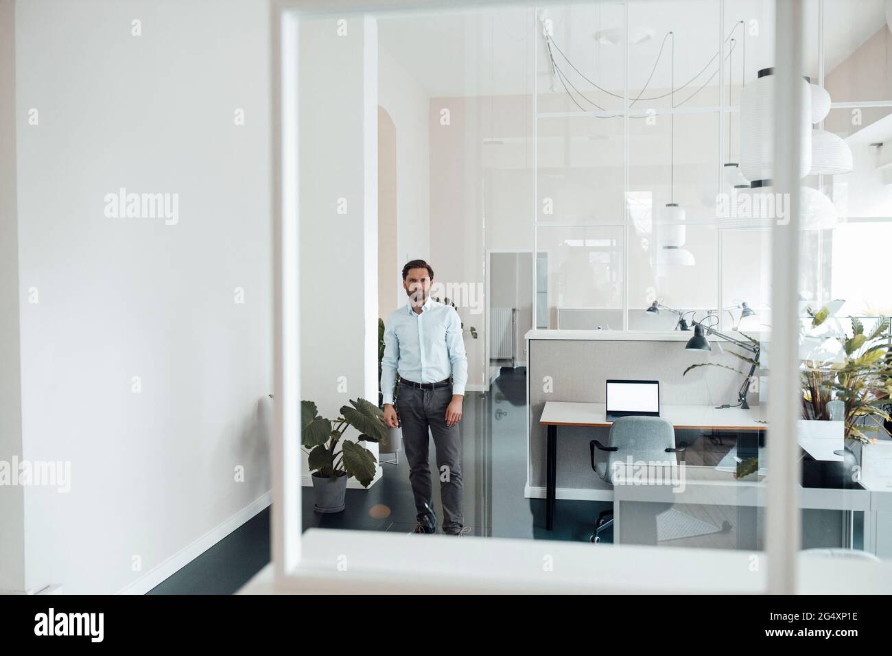 Man standing at office desk hi-res stock photography and images - Alamy