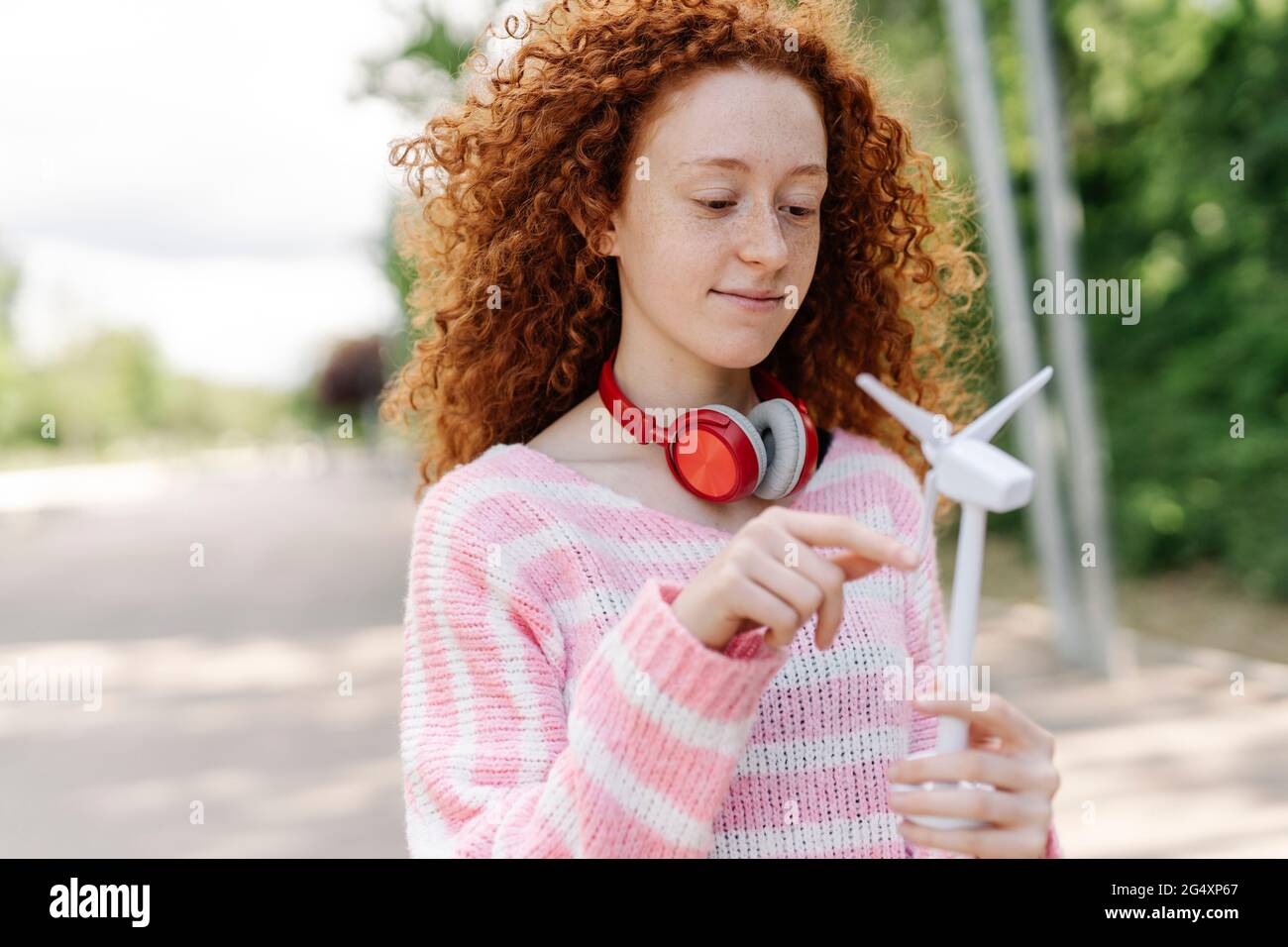 Wind women photography hi-res stock photography and images - Alamy