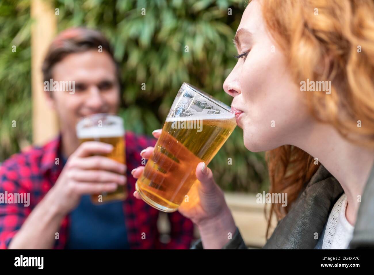 Woman beer pub hi-res stock photography and images - Alamy