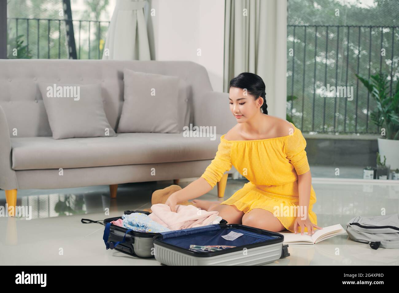 Packing her suitcase hi-res stock photography and images - Alamy