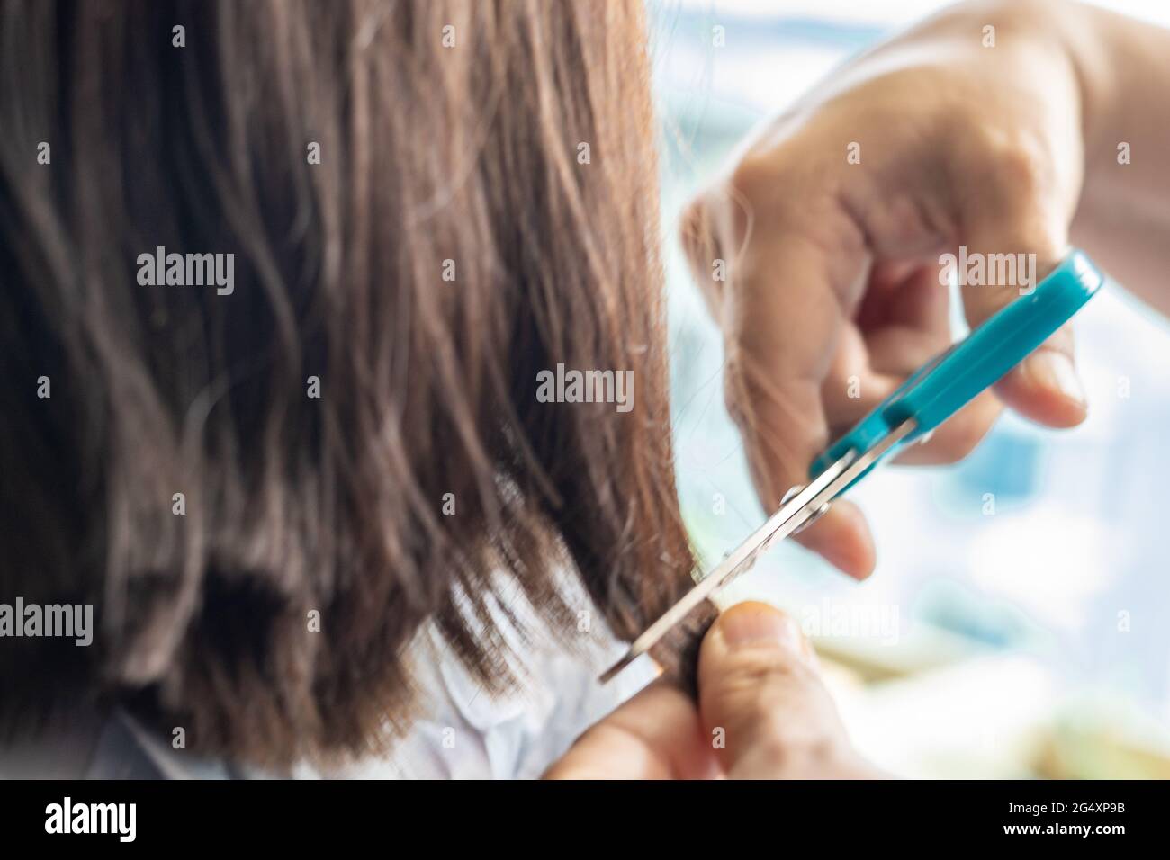 Scissor cutting hi-res stock photography and images - Alamy