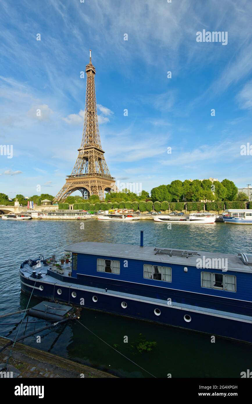 FRANCE, PARIS (75016), HOUSEBOAT DOCKED AT PORT DEBILLY, THE SEINE ...
