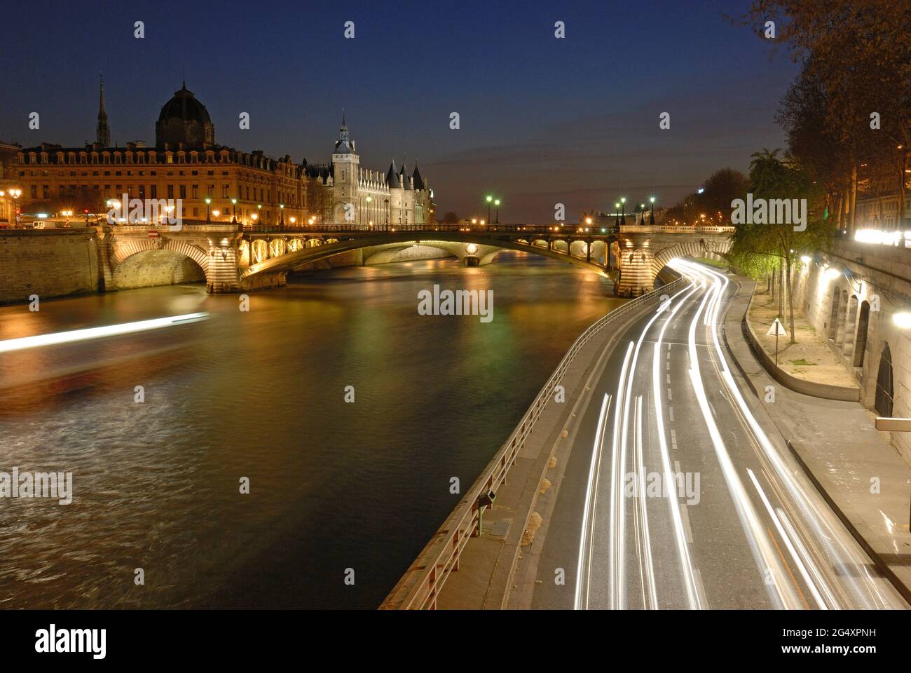 FRANCE, PARIS (75), QUAI DE SEINE AT NIGHT, VOIE GEORGES POMPIDOU Stock ...