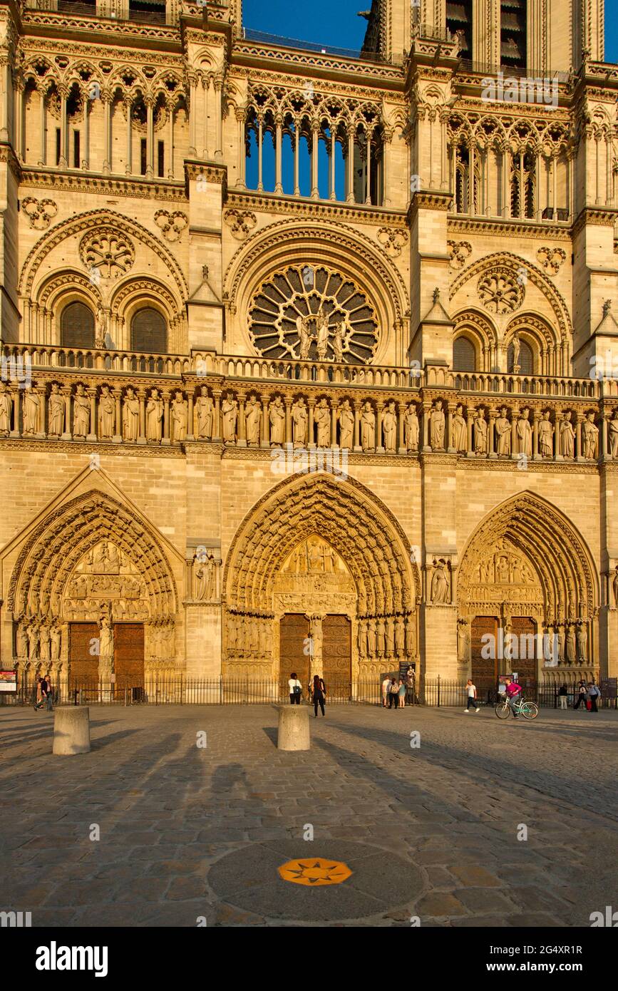 Paris point zero notre dame hi-res stock photography and images - Alamy