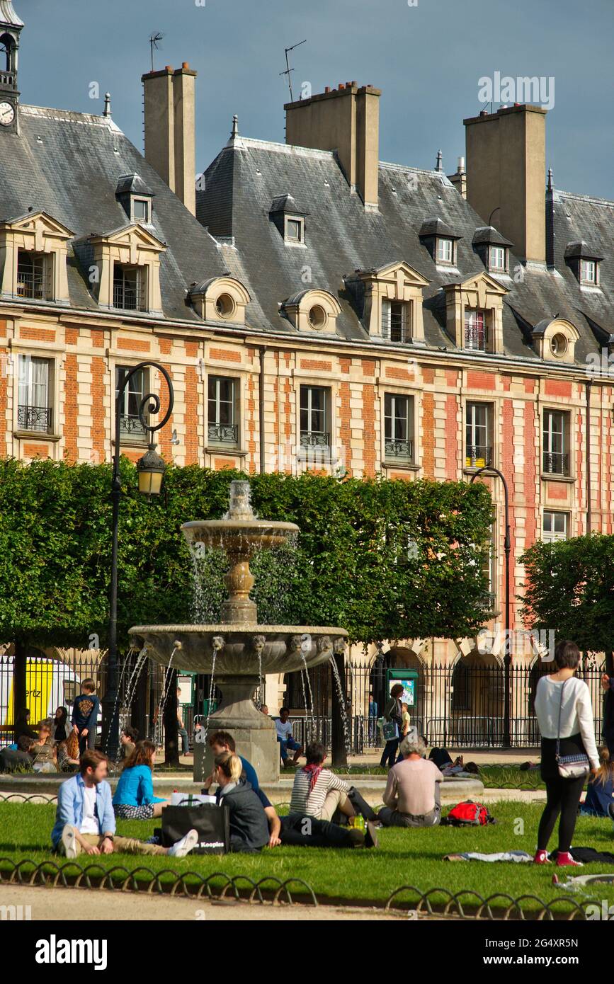 FRANCE, PARIS (75004), DISTRICT OF THE MARAIS, PLACE DES VOSGES Stock ...