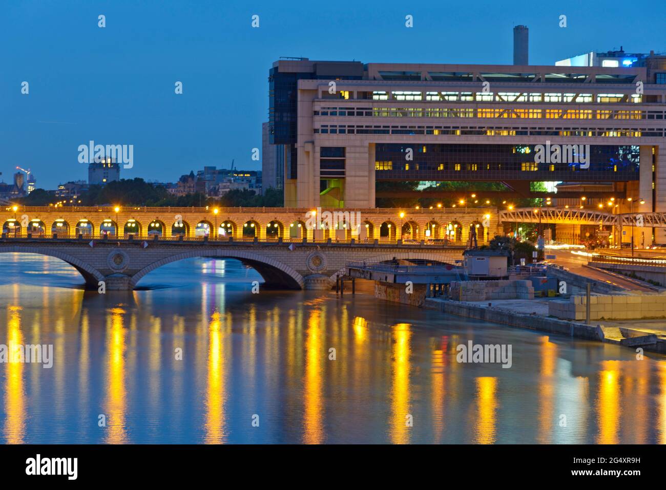 FRANCE, PARIS (75012), THE SEINE, BERCY BRIDGE AND THE MINISTRY OF ...