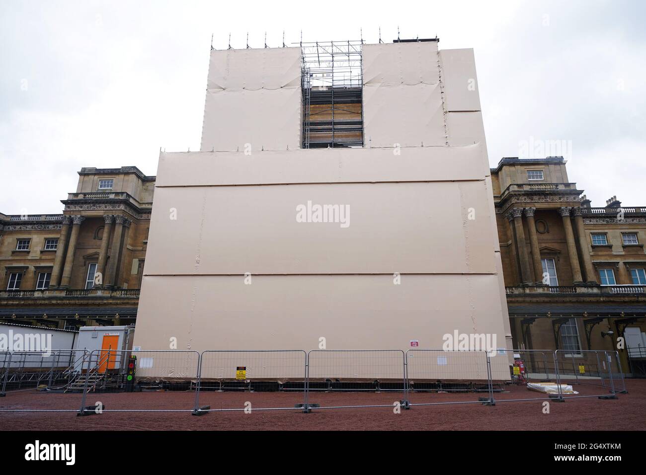 Building work takes place on the Grand Entrance of Buckingham Palace in ...