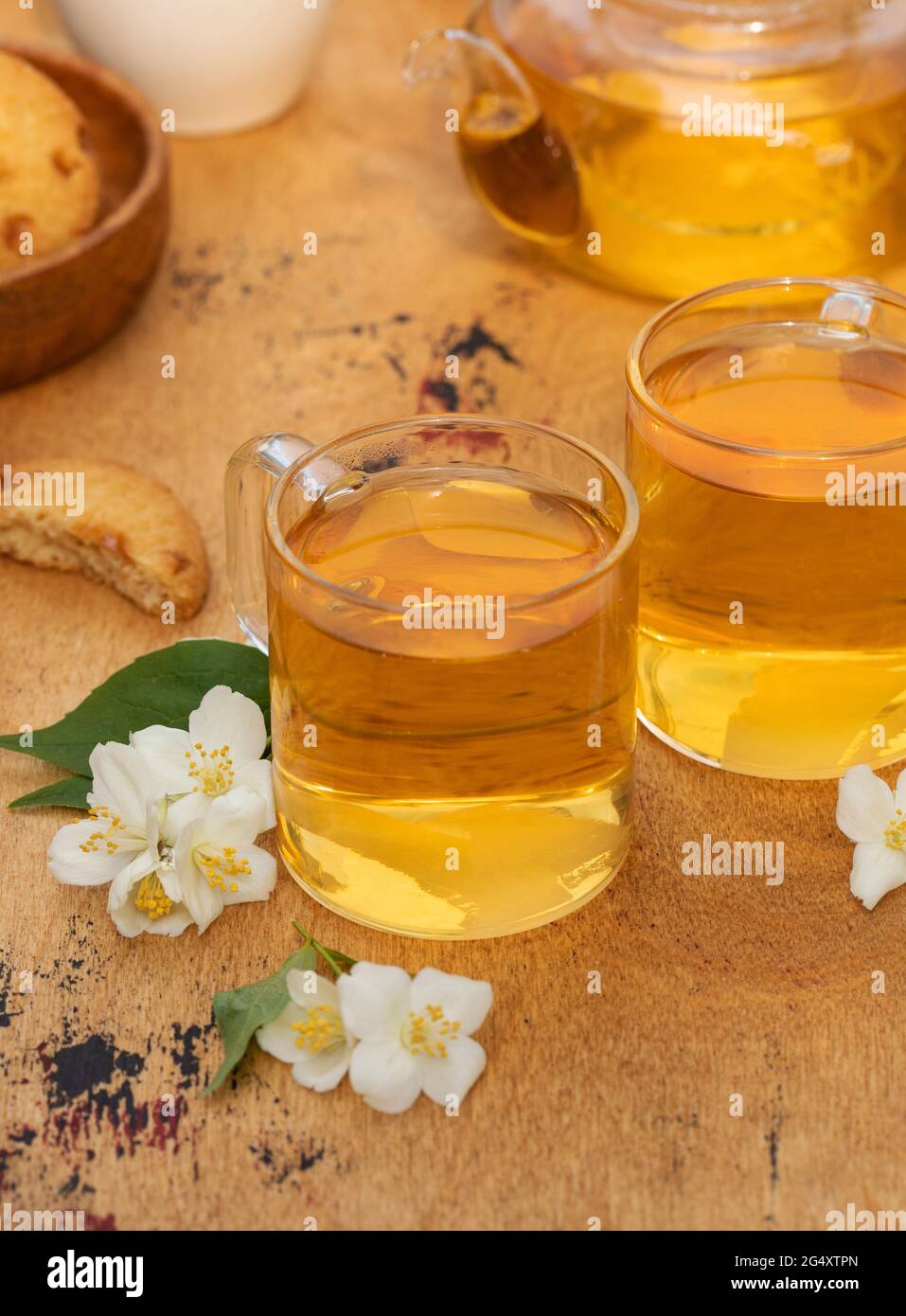Green Chinese tea with jasmine in a mug with jasmine flowers Stock ...