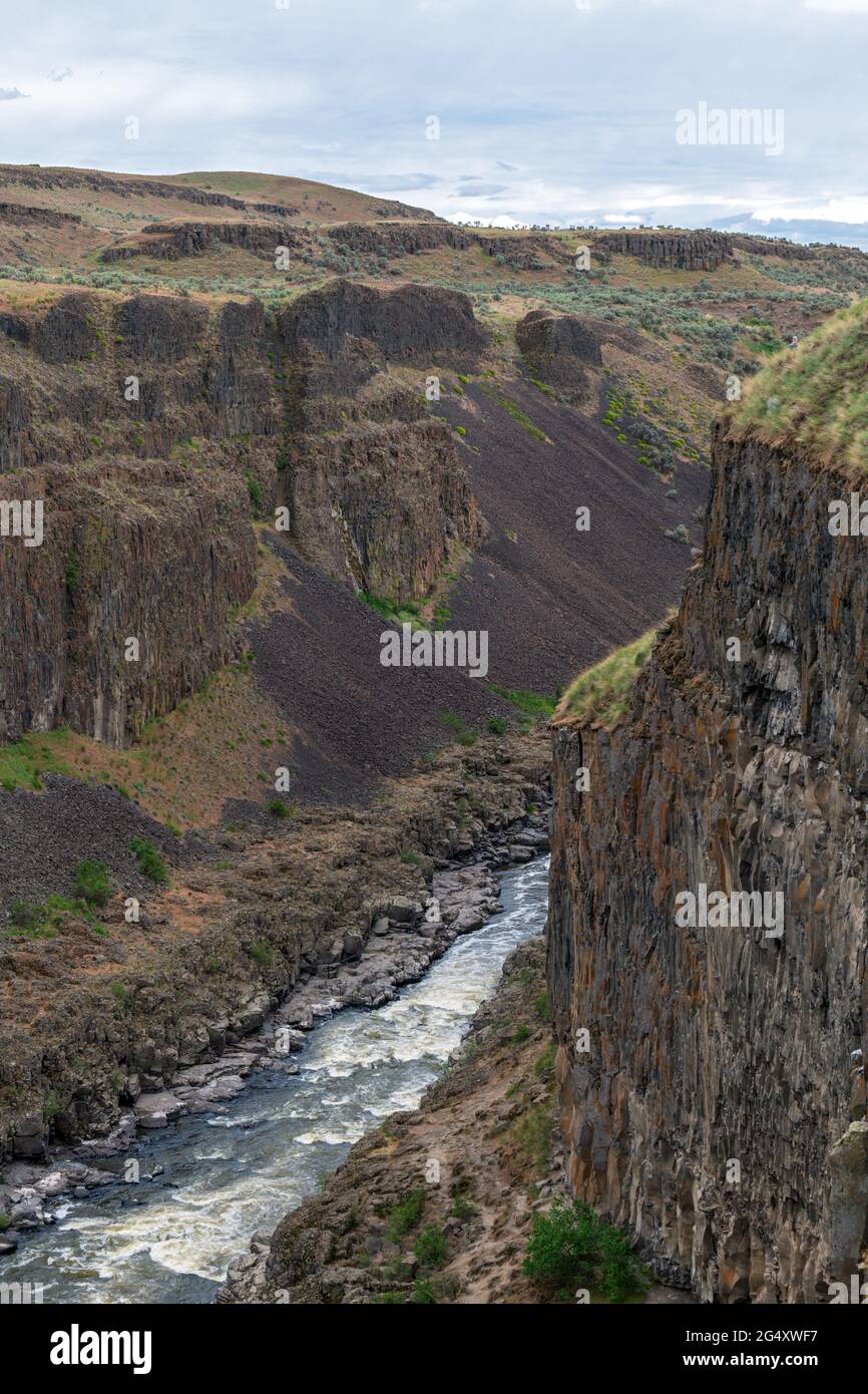 The Palouse river flowing at the base of ancient cliffs at Palouse ...
