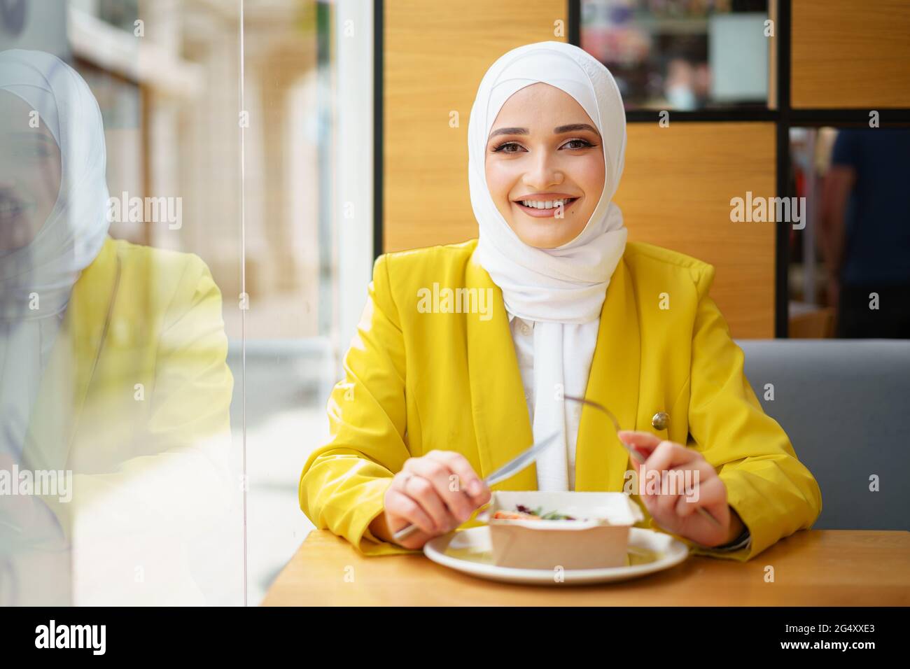 Young muslim woman in hijab having a lunch in cafe Stock Photo - Alamy
