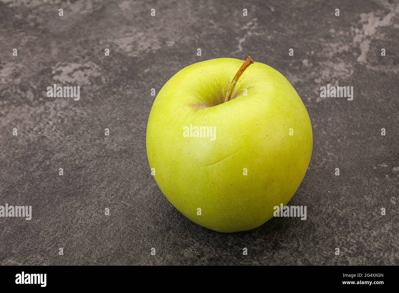 Ripe and sweet green tasty apple Stock Photo - Alamy