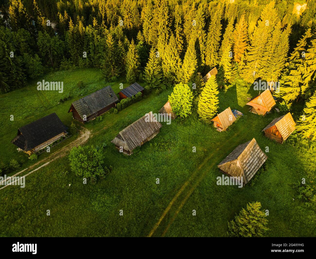 Wooden log cabins hi-res stock photography and images - Alamy