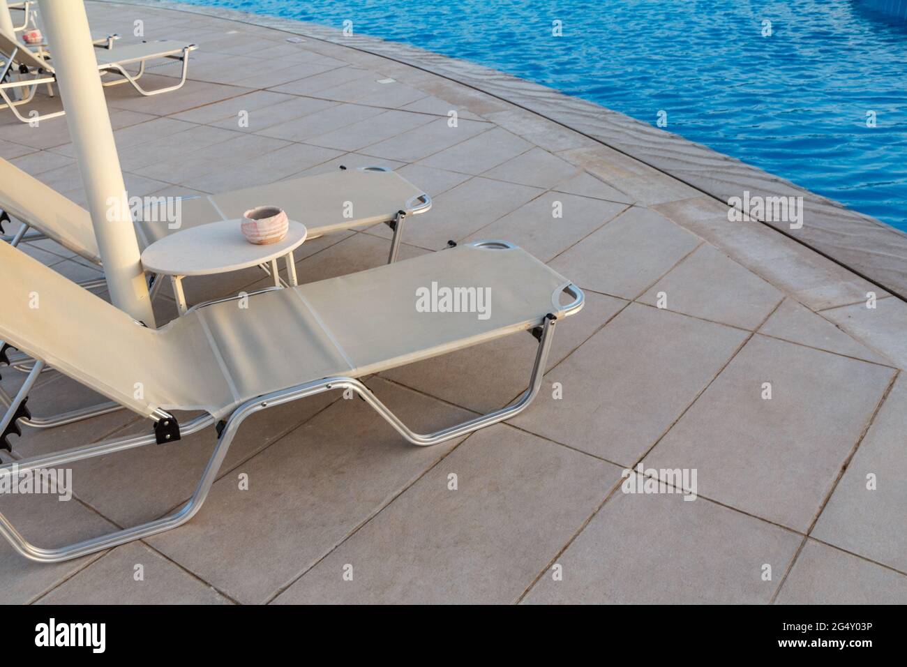Empty hotel swimming pool hi-res stock photography and images - Alamy