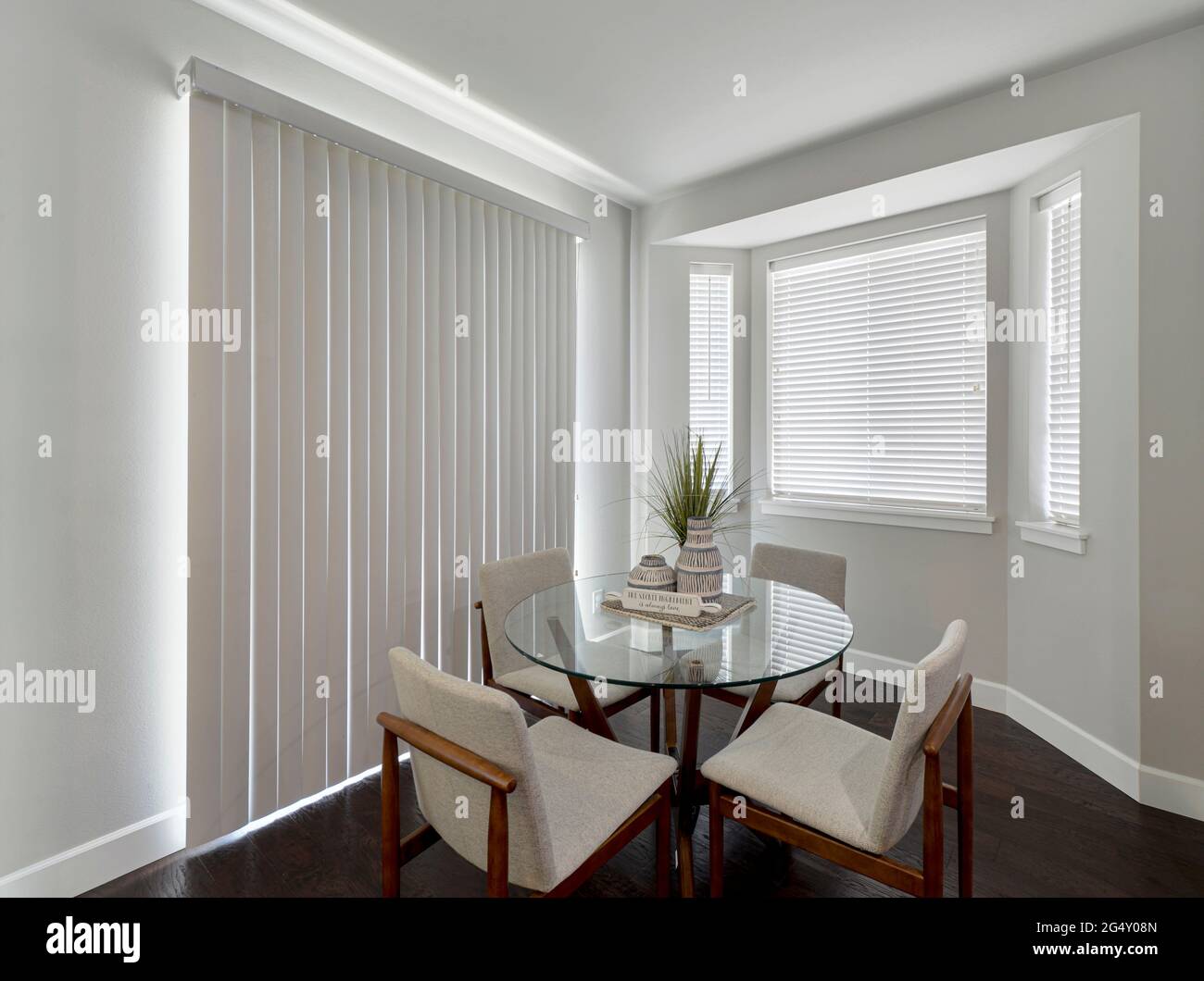 Modern residential dining room interior Stock Photo - Alamy