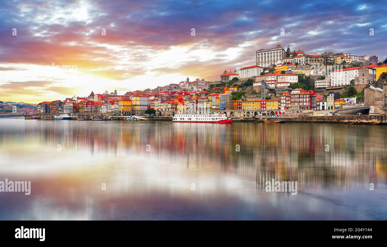 Porto sunset cathedral hi-res stock photography and images - Alamy