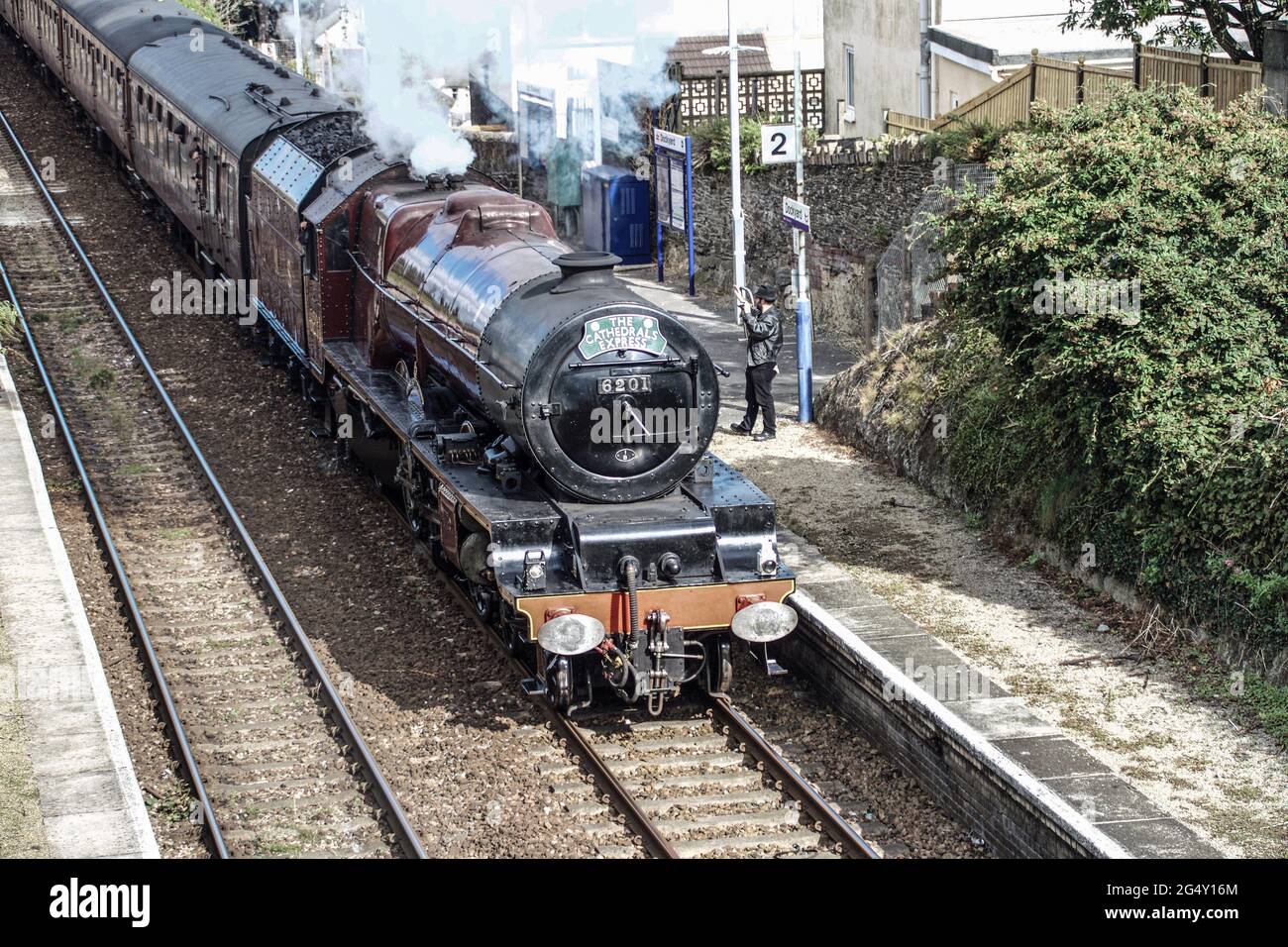 The Cathedrals Express Passing through Dockyard Halt station in ...