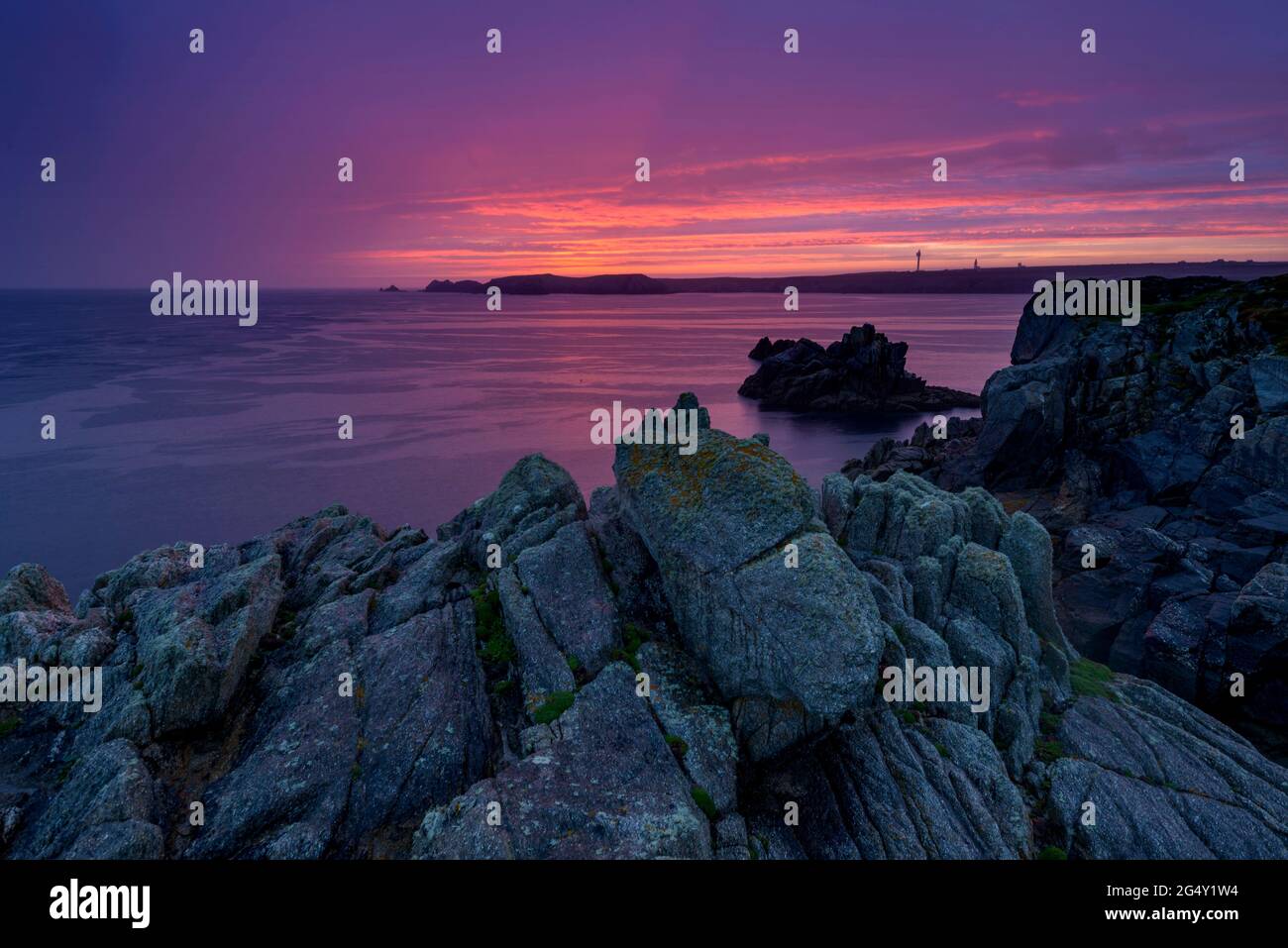 FRANCE, FINISTERE (29), ILE D'OUESSANT, PENN AR RU MEUR POINT AT DAWN ...