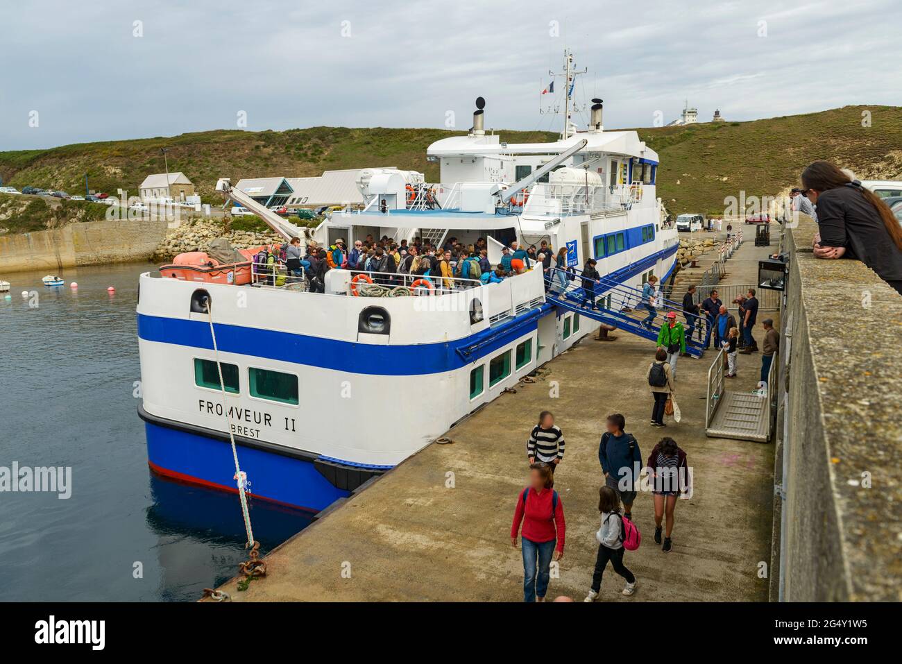 FRANCE, FINISTERE (29), ILE D'OUESSANT, ARRIVAL OF THE FROMVEUR II FERRY IN STIFF HARBOR Stock ...