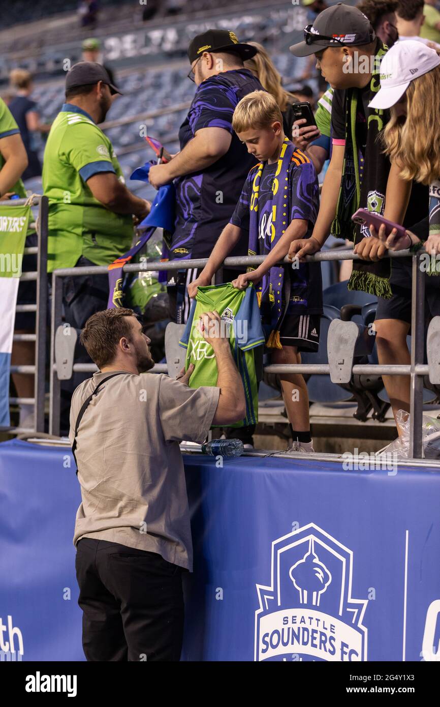 Signing autographs hi-res stock photography and images - Alamy