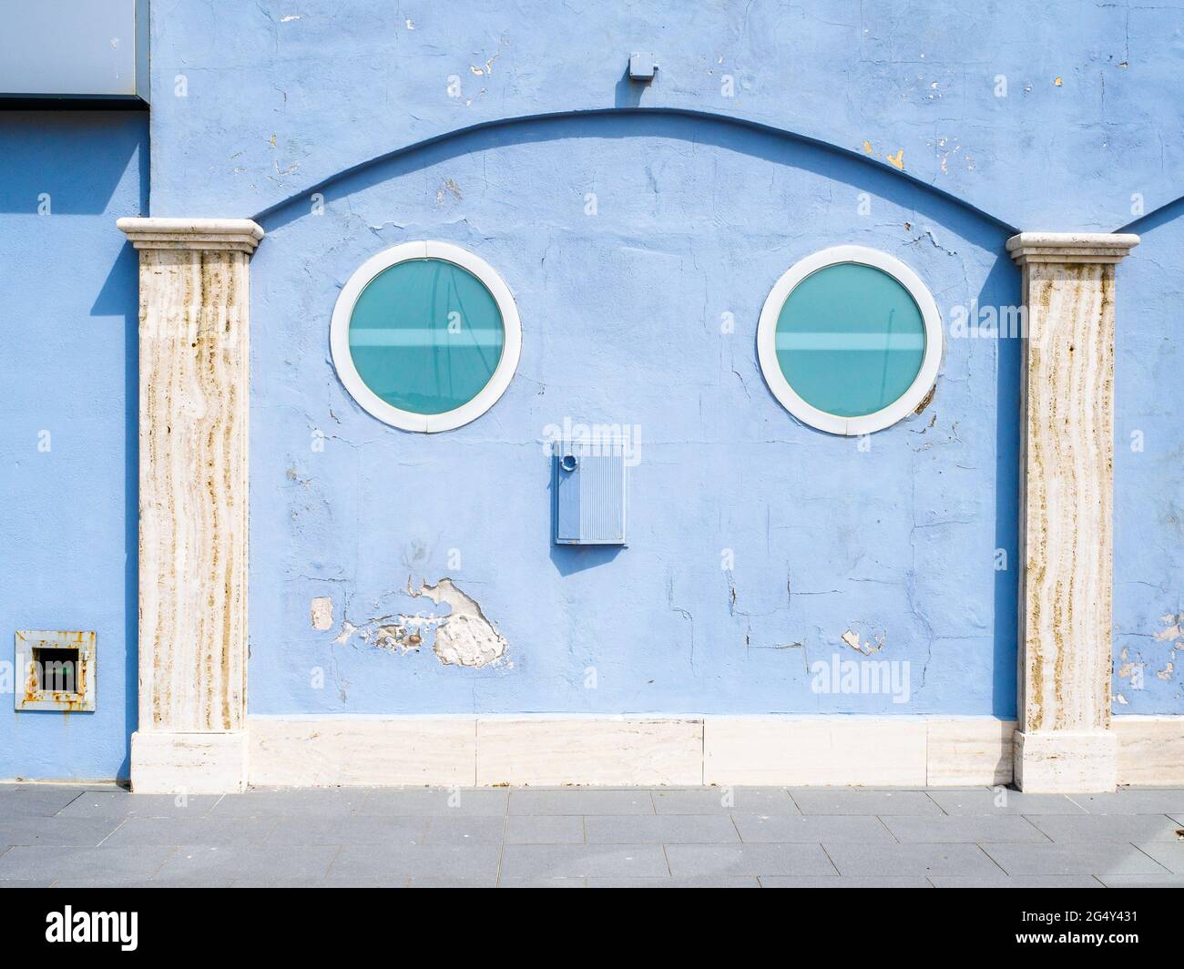 Cicular window hi-res stock photography and images - Alamy