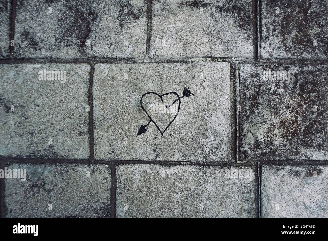 Heart with arrow drawn on a stone wall Stock Photo - Alamy