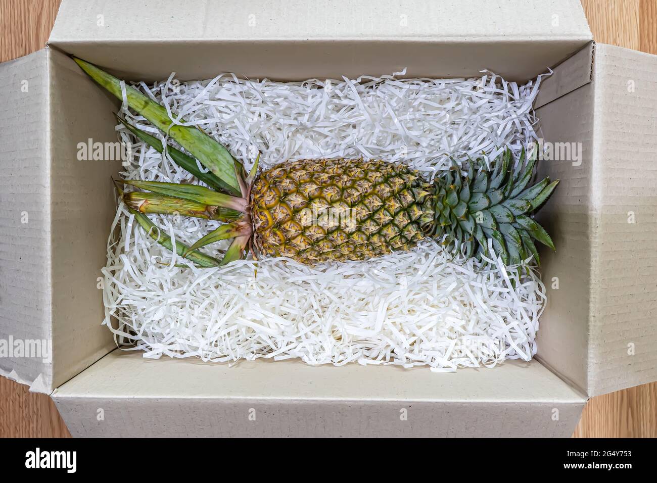Box of pineapples hi-res stock photography and images - Alamy