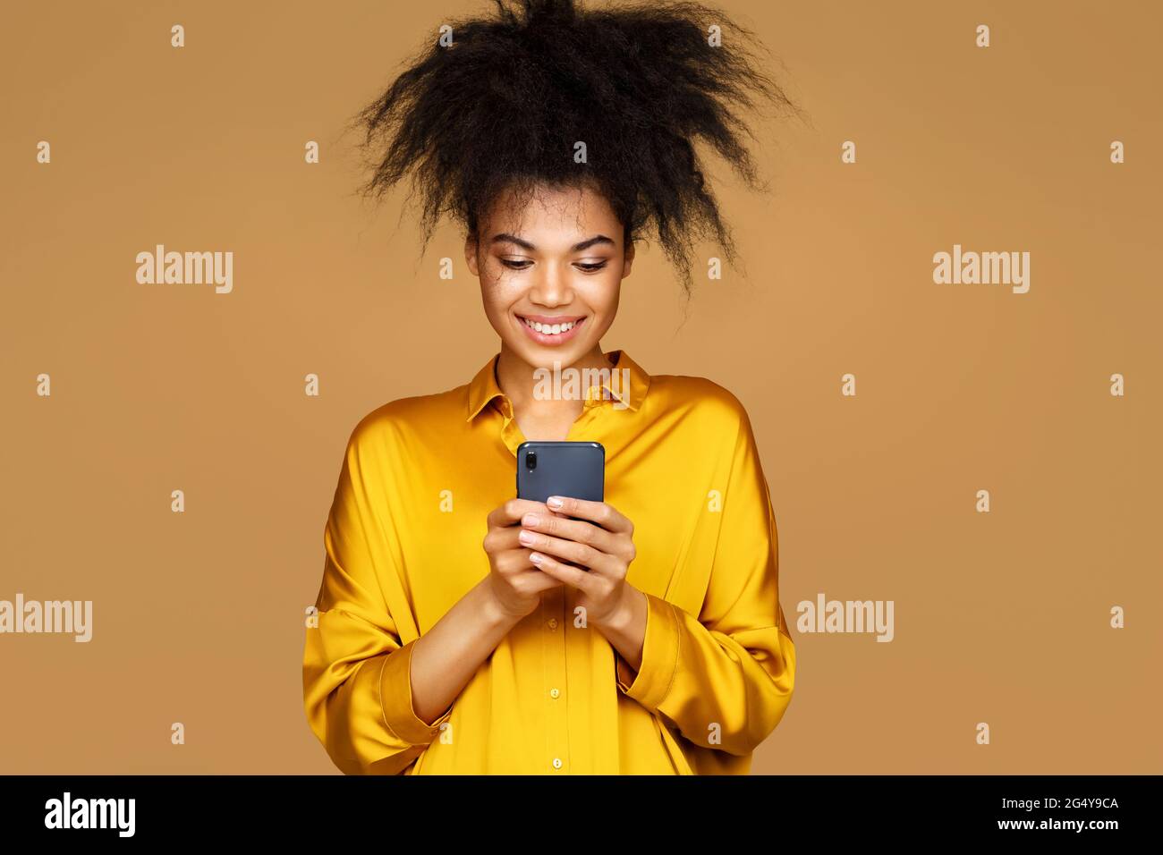 Young smiling girl with mobile hi-res stock photography and images - Alamy