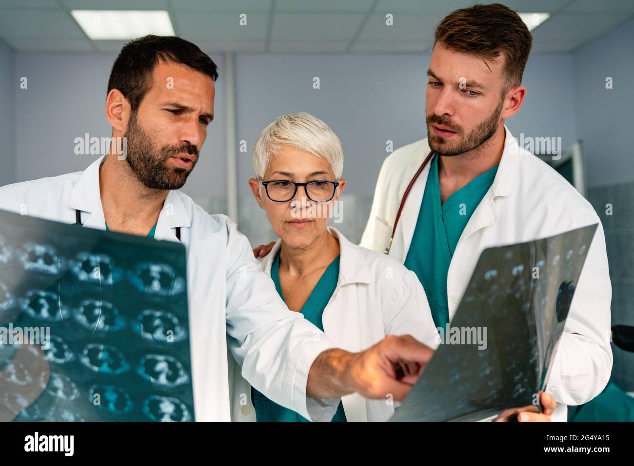 Medical team doctors checking on X-ray results in hospital Stock Photo ...