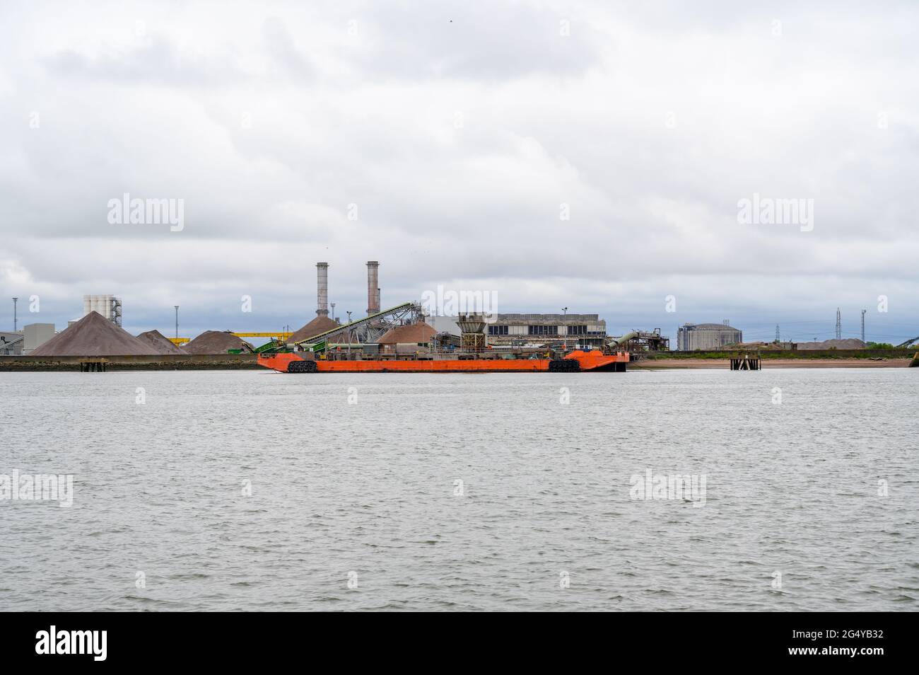 Aggregate Industries quarry on Isle of Grain with barge moored at the ...