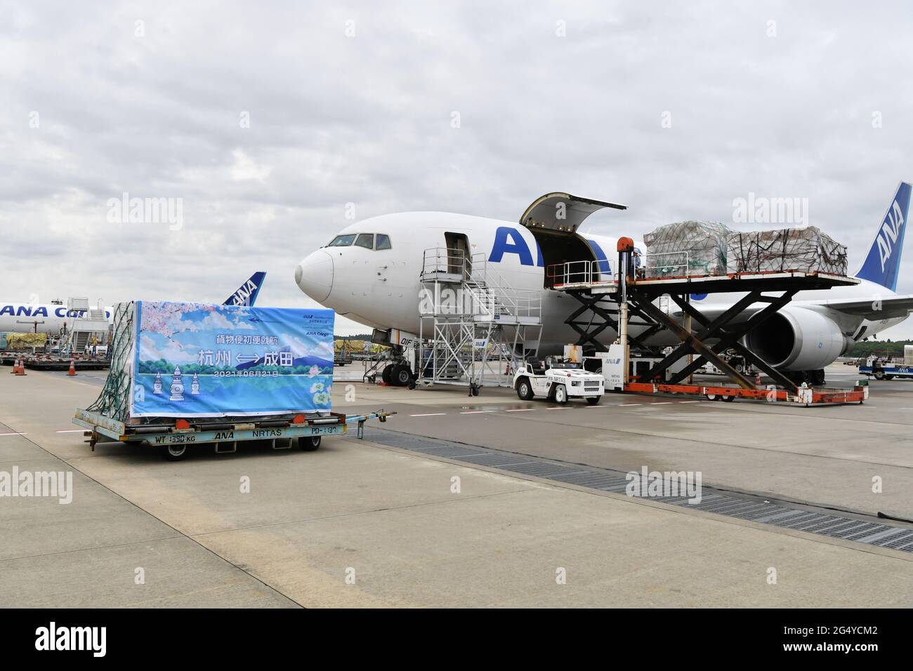 Narita airport cargo aircraft hi-res stock photography and images - Alamy