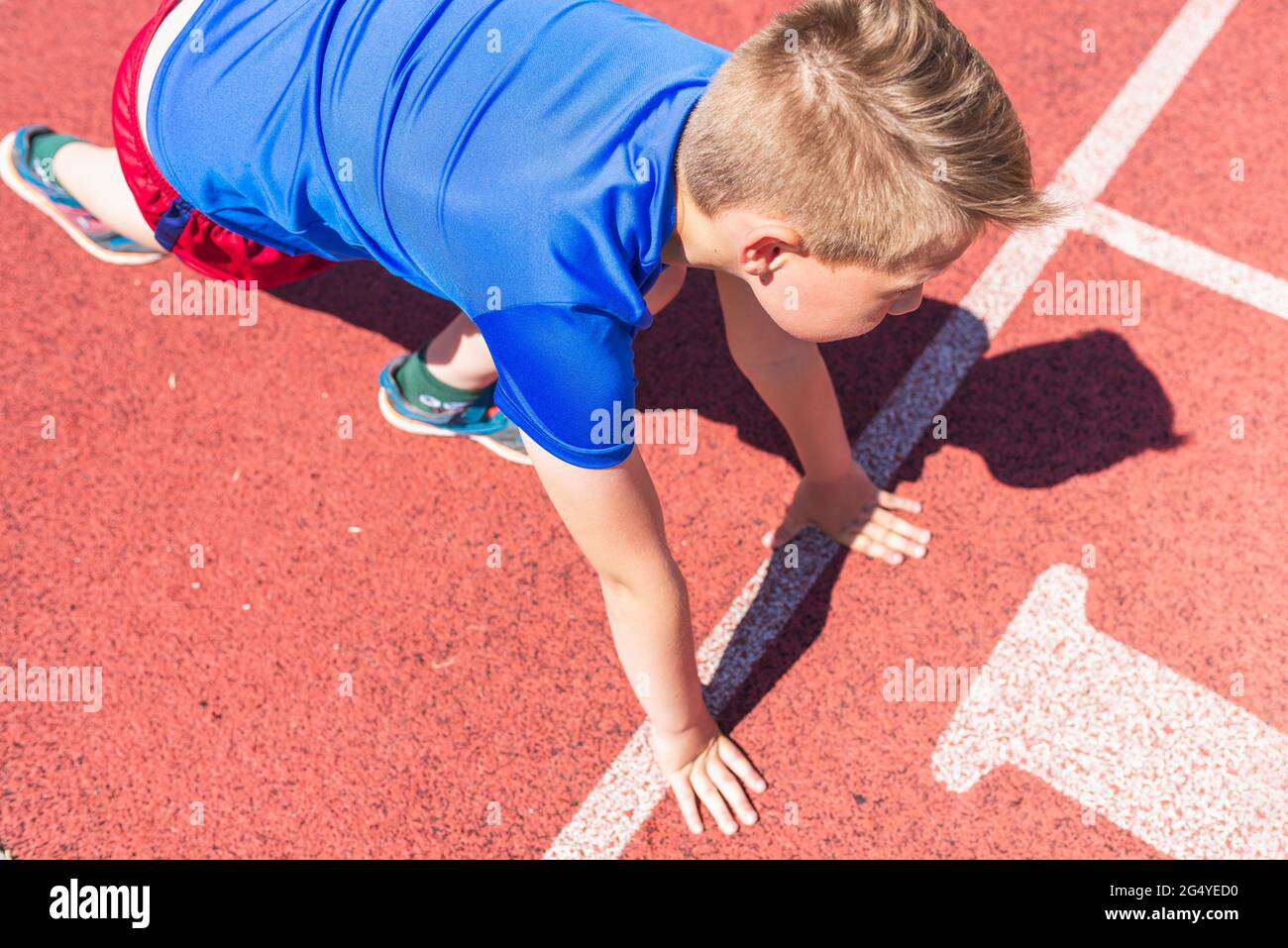 Young child in run start position hi-res stock photography and images ...