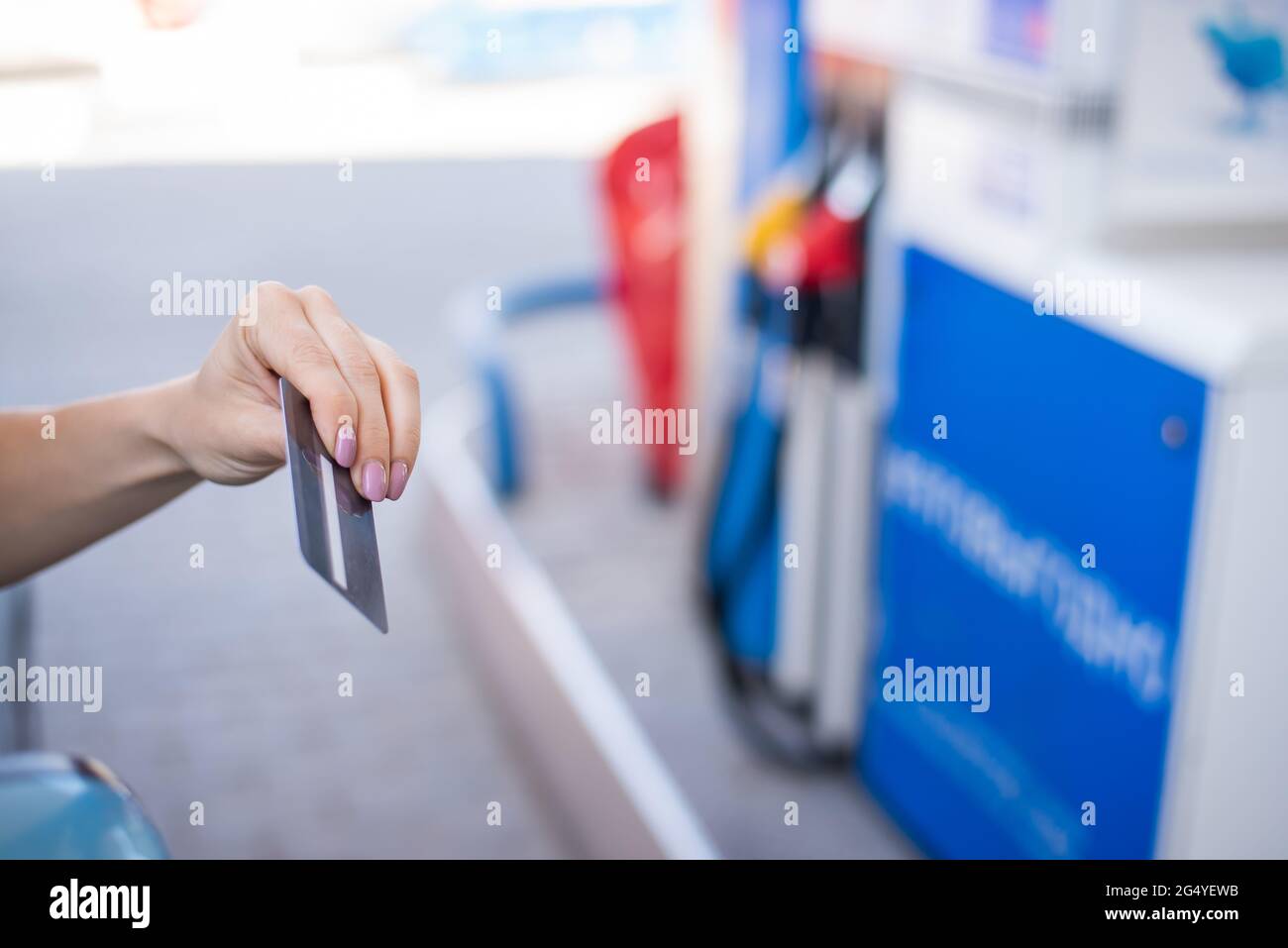 Woman pays credit card hi-res stock photography and images - Alamy